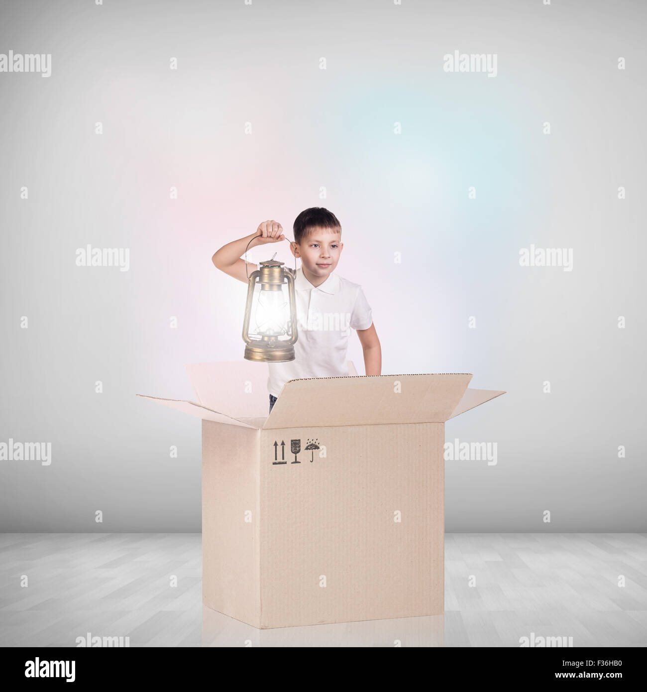 Beautiful little girl inside a cardboard box Stock Photo - Alamy