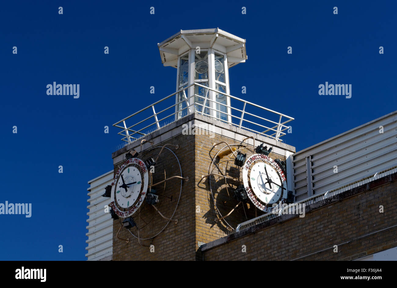 Willows Clock by Andrew Hazell, Tacoma Square, Mermaid Quay, Cardiff ...