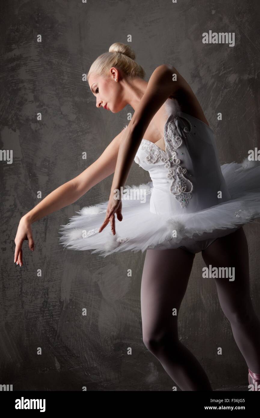 Beautiful ballet dancer Stock Photo - Alamy