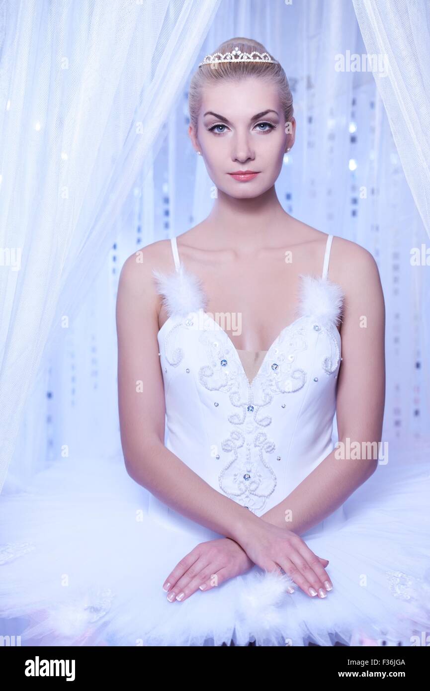 Beautiful ballet dancer Stock Photo - Alamy