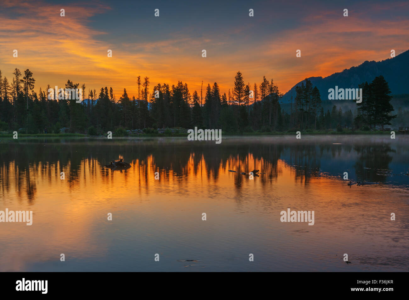 Golden lakeside sunrise hi-res stock photography and images - Alamy