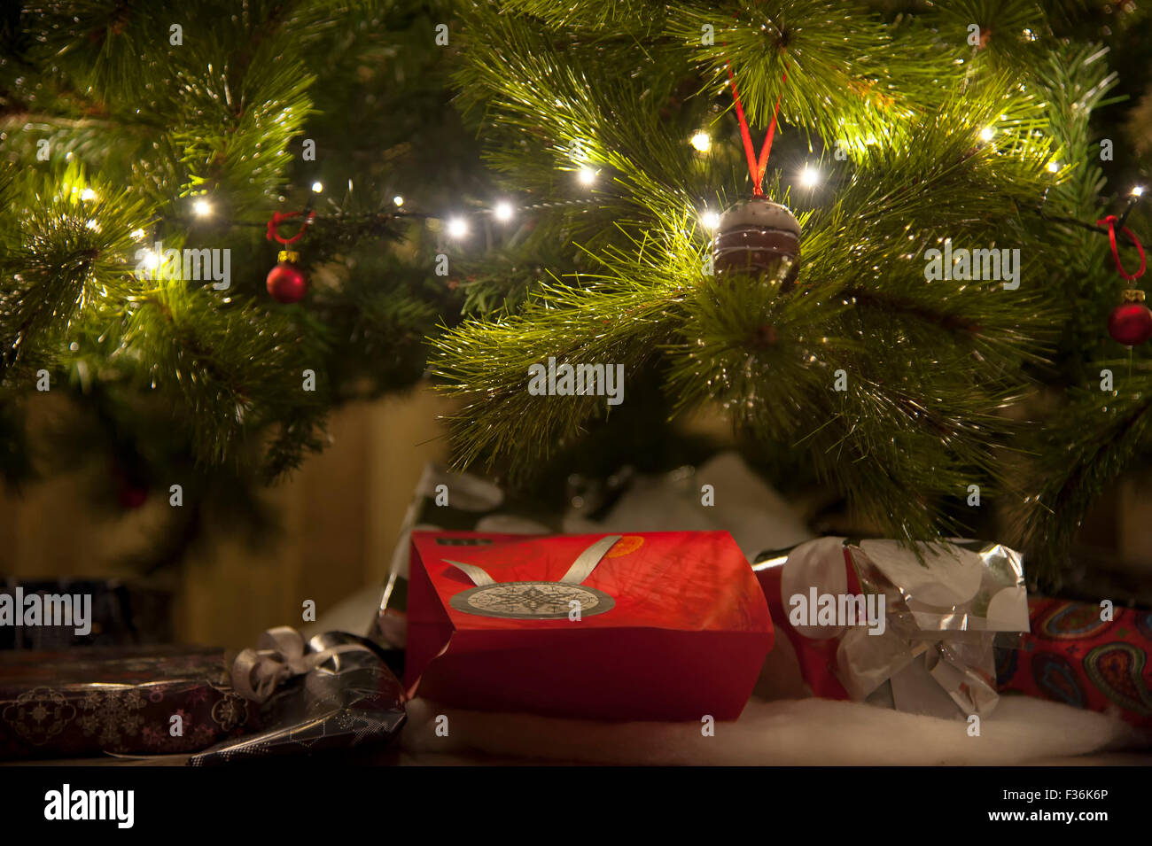 Gift christmas tree hi-res stock photography and images - Alamy