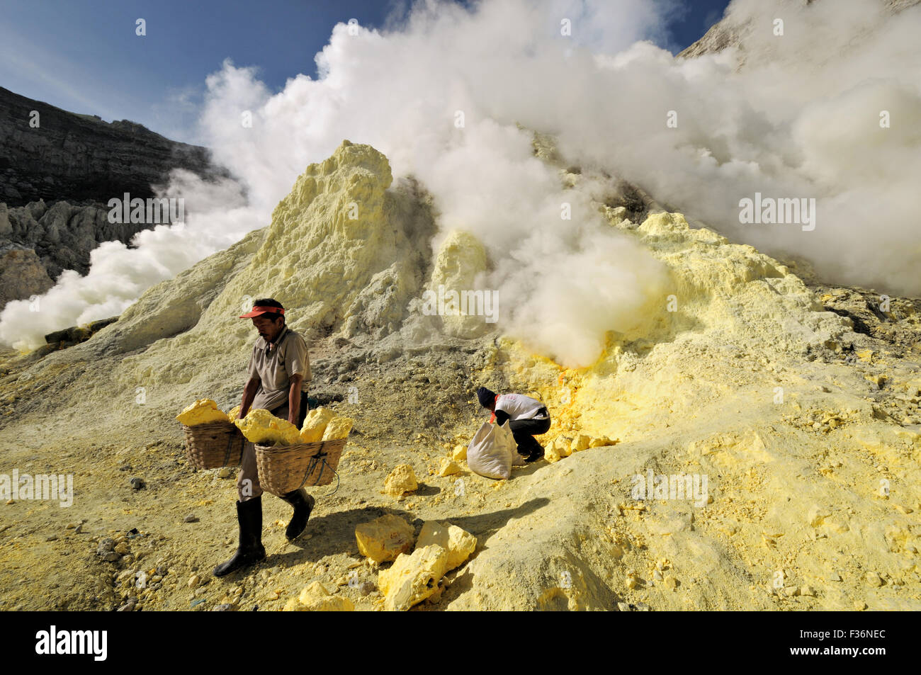 Yellow sulfur and volcano hi-res stock photography and images - Alamy