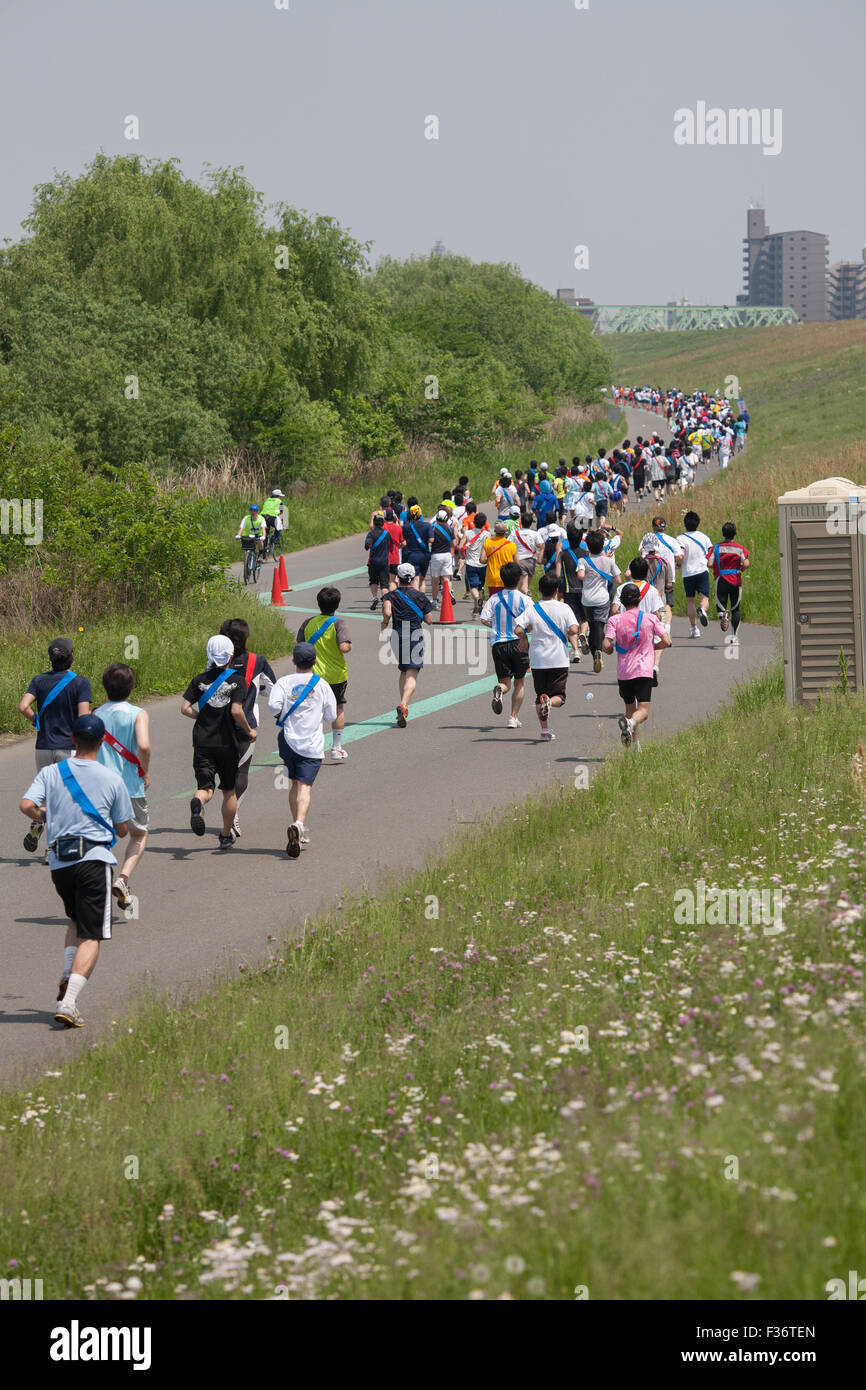 running marathon green grass runners Stock Photo - Alamy