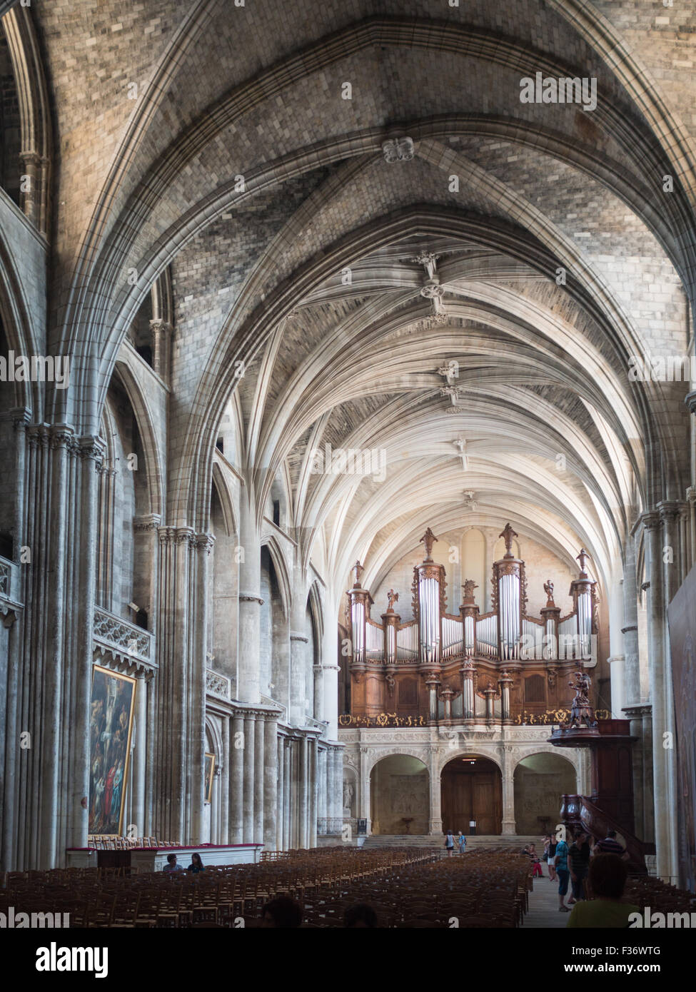 Bordeaux Cathedral interior Stock Photo - Alamy