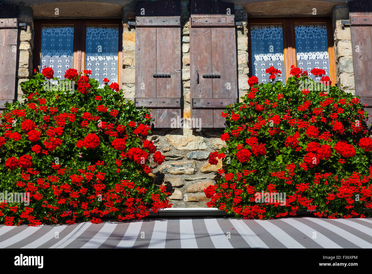 Overflowing flowers hi-res stock photography and images - Alamy
