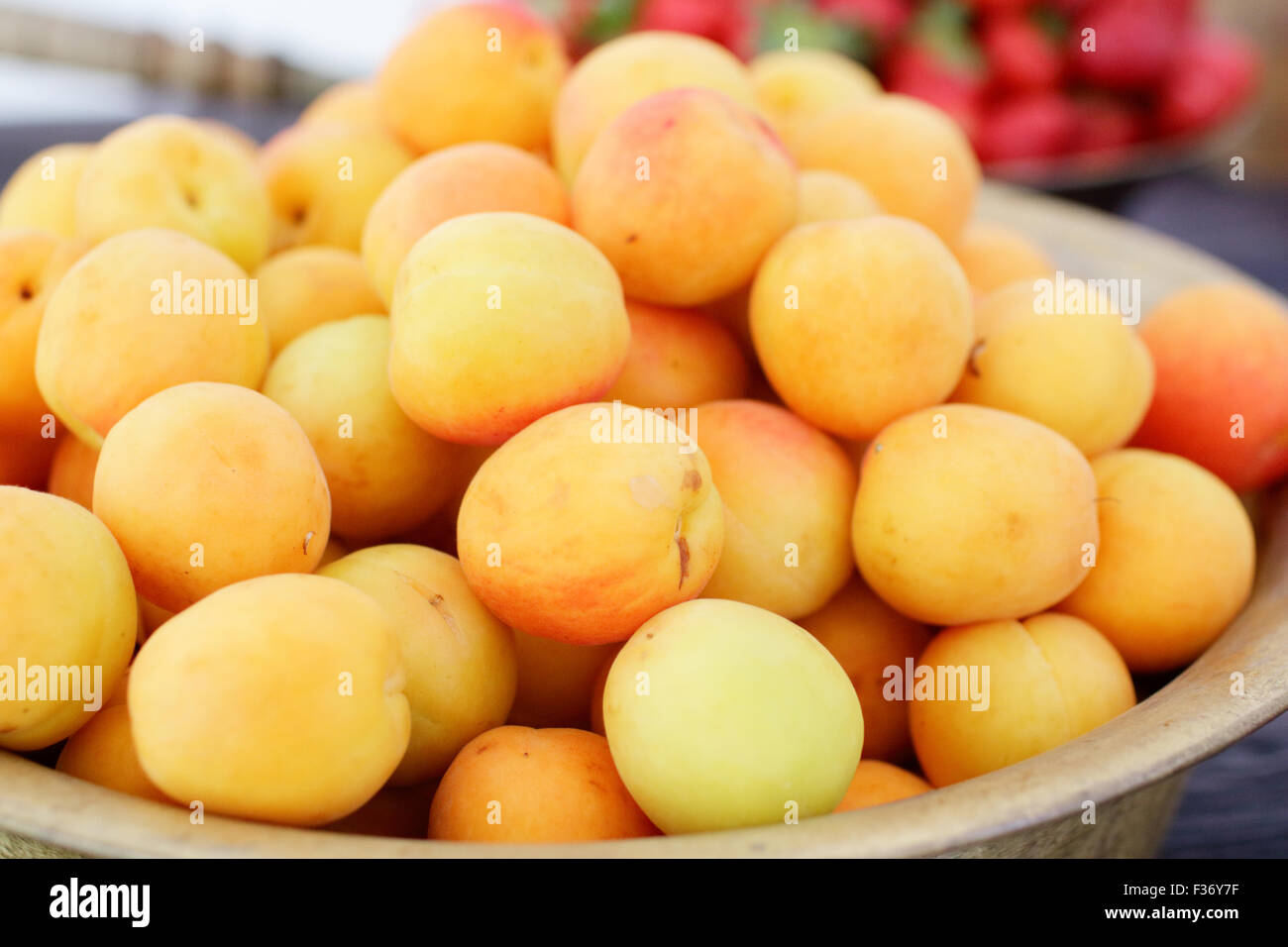 Dish of apricots hi-res stock photography and images - Alamy