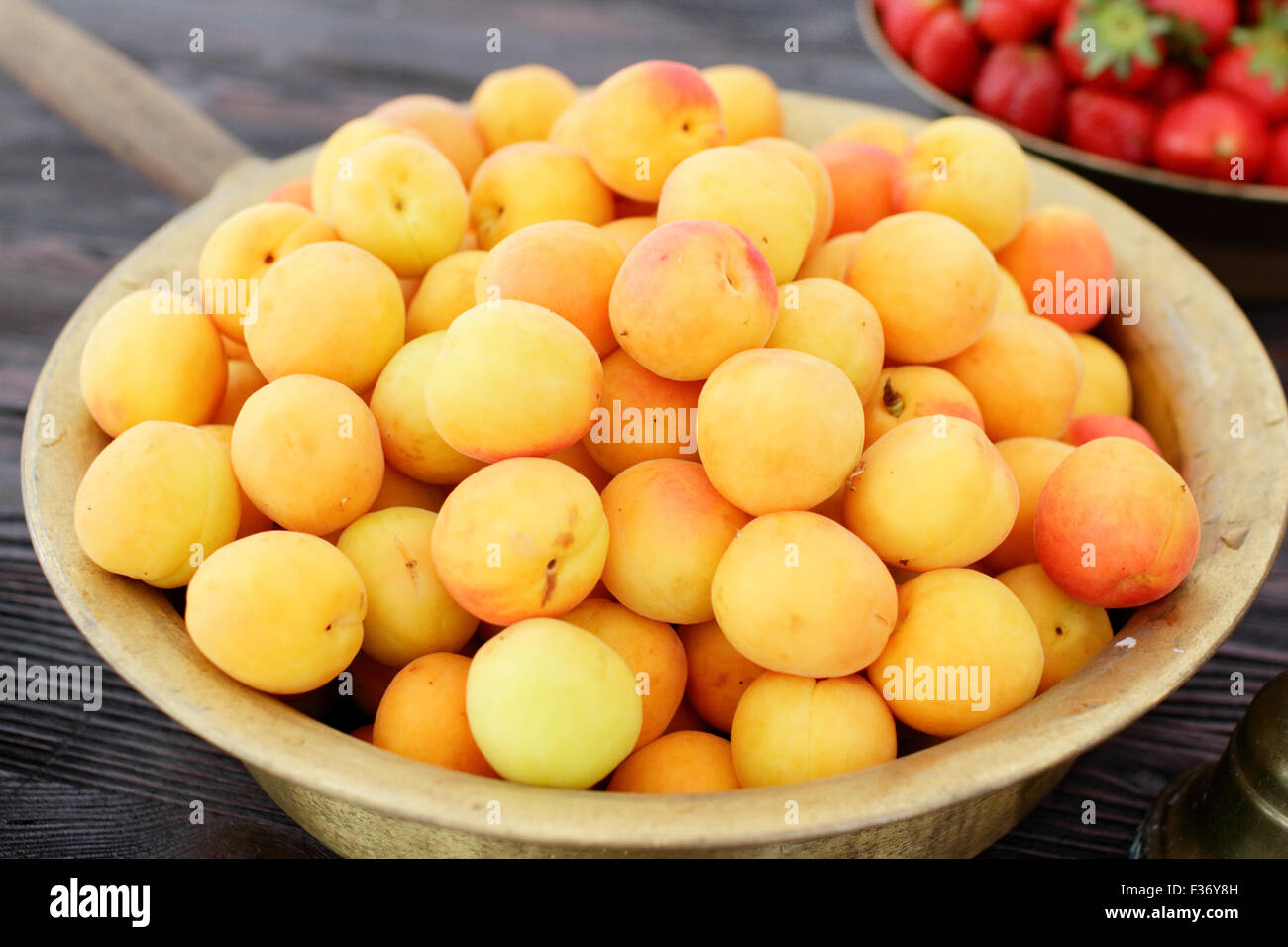 Dish of apricots hi-res stock photography and images - Alamy