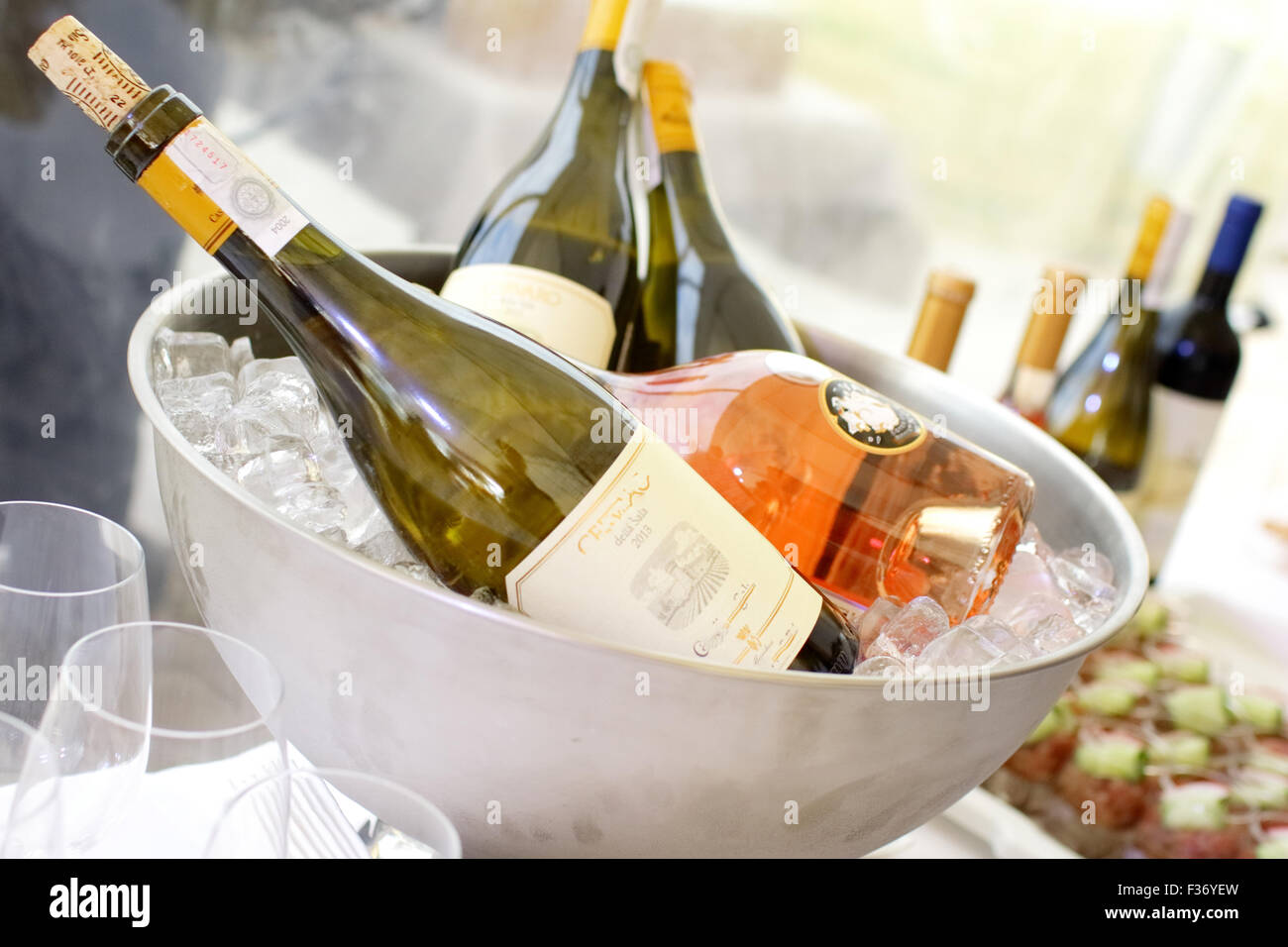 cooled wine bottle in ice cubes Stock Photo - Alamy