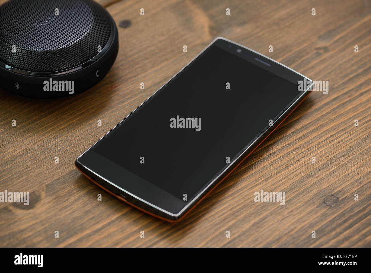 Curved touchscreen smartphone and Wireless portable bluetooth speaker ...