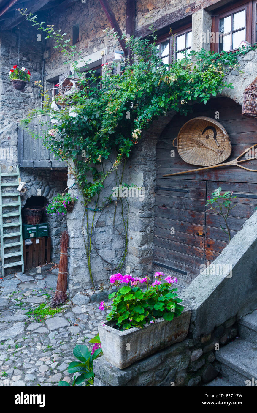 Courtyard wooden buildings hi-res stock photography and images - Alamy