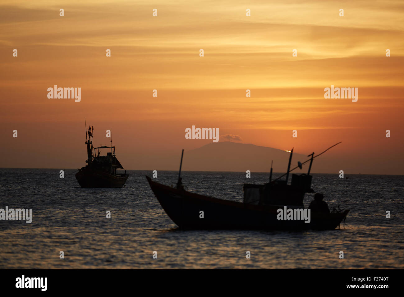 Big thai fishing boat sea hi-res stock photography and images - Alamy