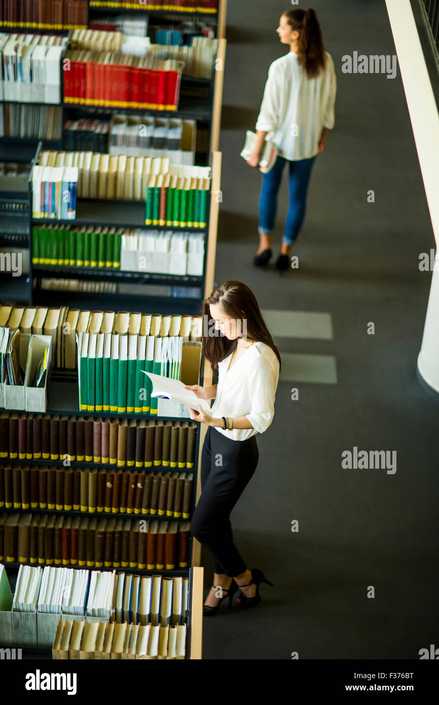 Women with books hi-res stock photography and images - Alamy