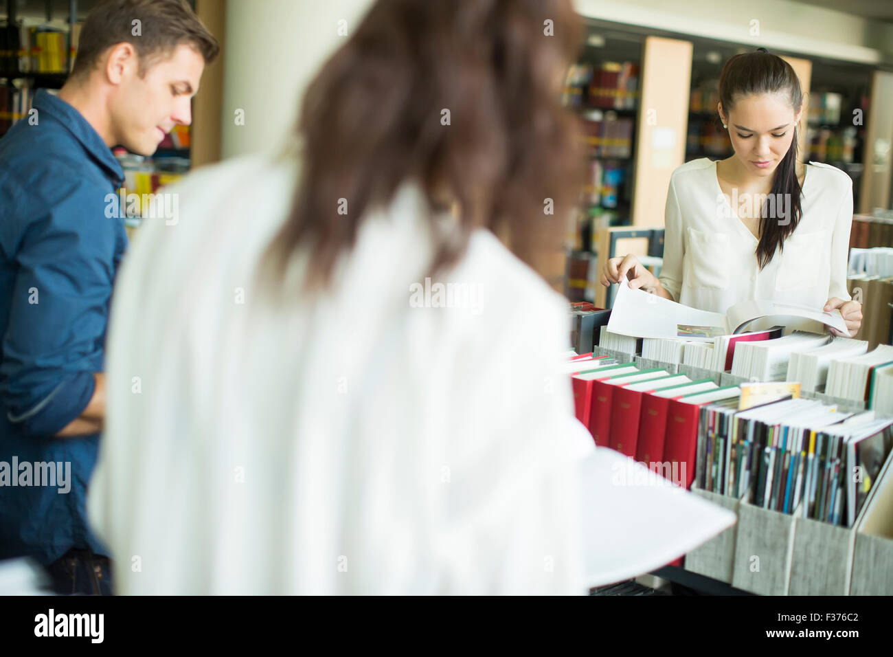 Students in the library Stock Photo - Alamy