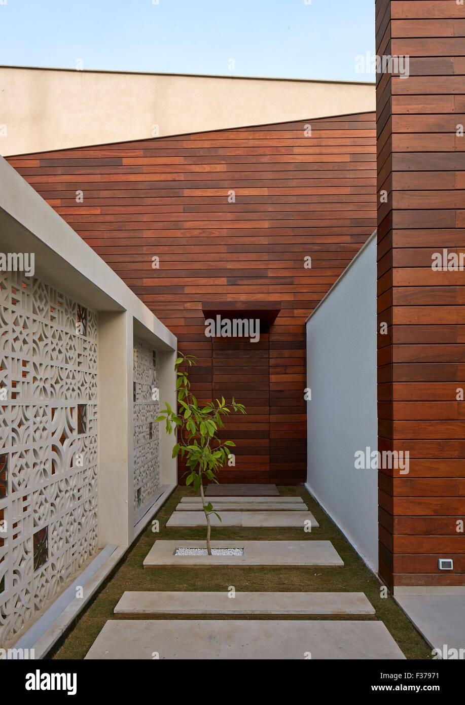 Detail of jaali screen and wooden wall. House 4, New Delhi, Delhi ...