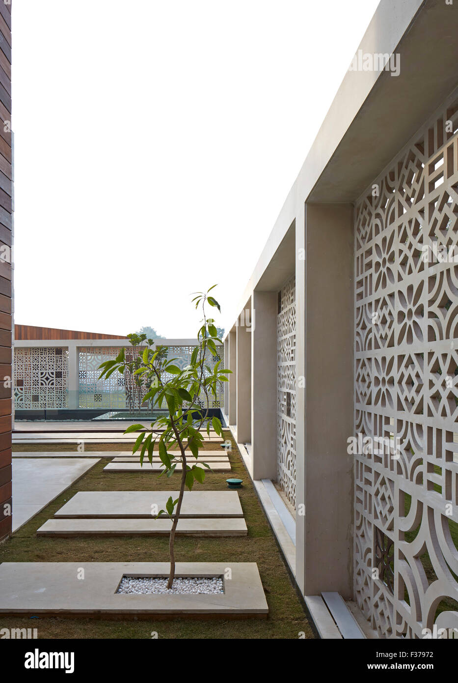 Detail of jaali screen and wooden wall. House 4, New Delhi, Delhi ...