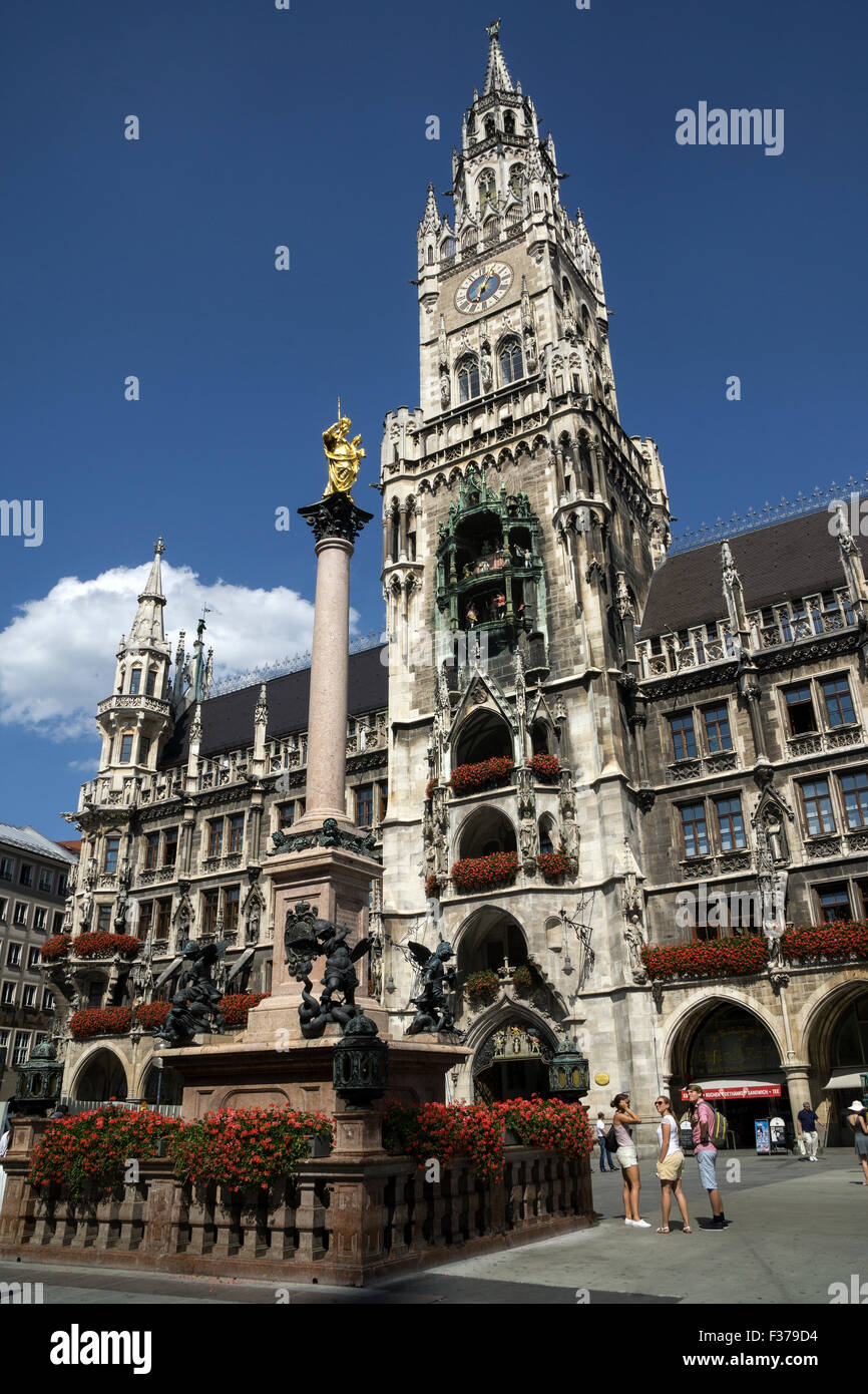 Marienplatz with Virgin Mary statue and new town hall, Munich, Bavaria ...