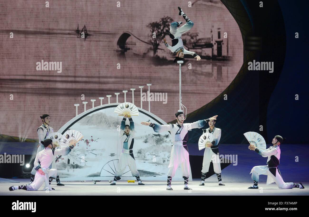 (151001) -- SHIJIAZHUANG, Oct. 1, 2015 (Xinhua) -- Acrobats from east ...