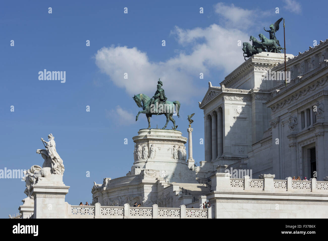 Equestrian statue in front of Vittorio Emanuelle II Monument, Rome ...
