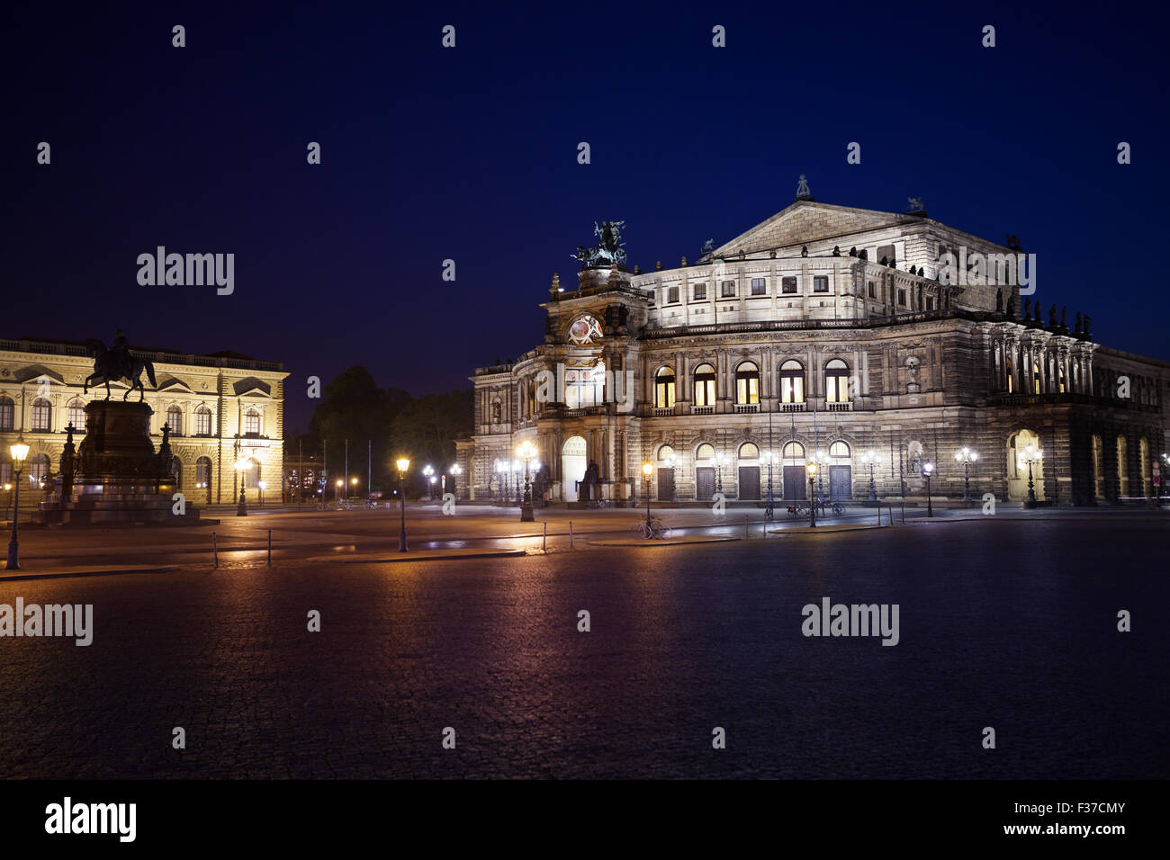 Semperoper opera building at night in Dresden Stock Photo - Alamy