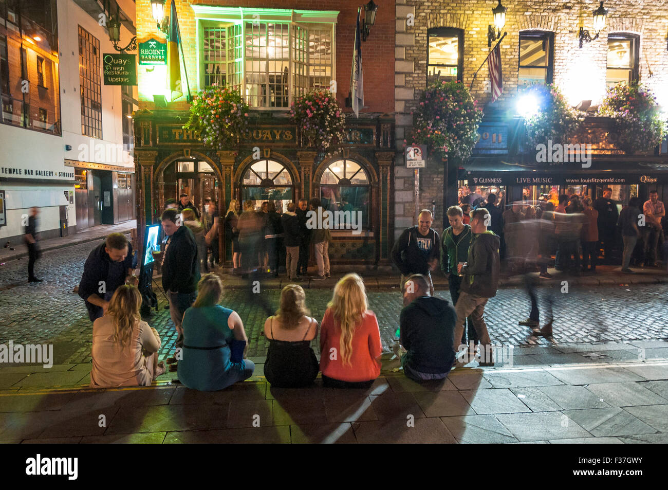 Weekend night in Temple Bar, Dublin, Ireland Stock Photo - Alamy