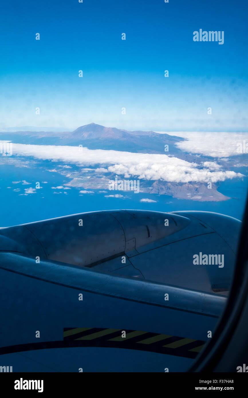 Airplane window view hi-res stock photography and images - Alamy