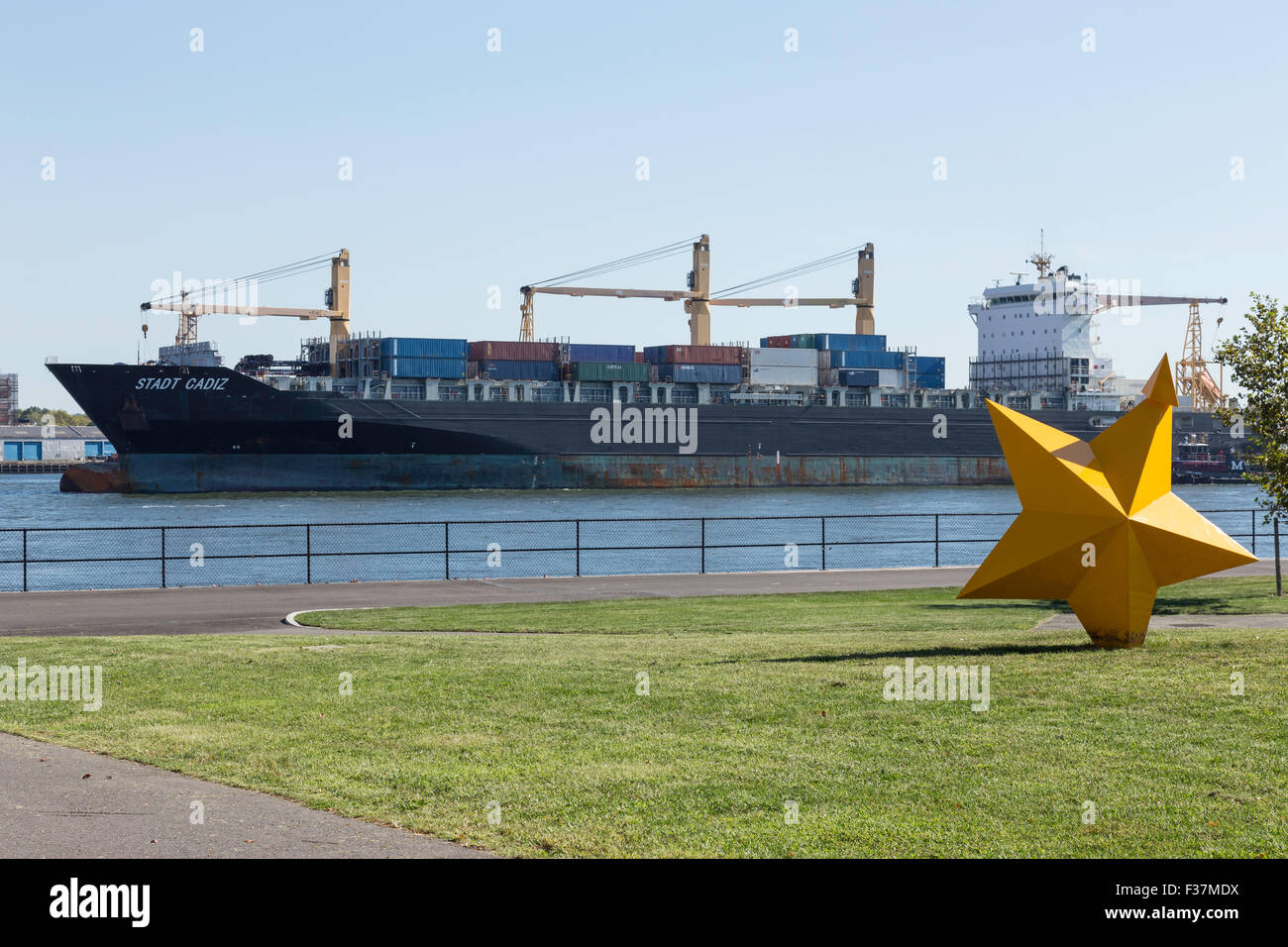 Cargo ship in Container Shipping Lane, Buttermilk Channel, Brooklyn ...
