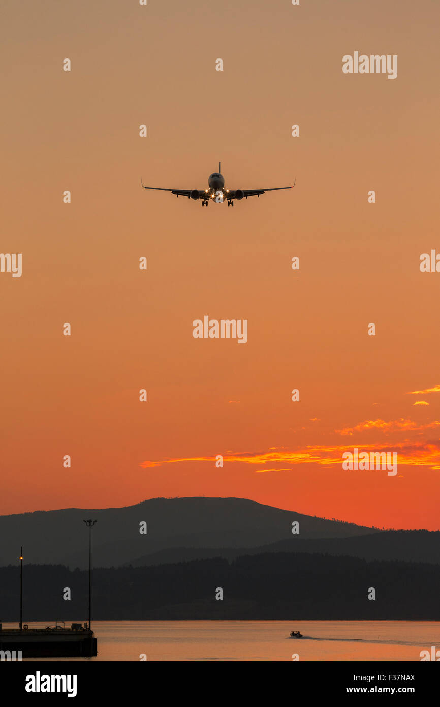 Commercial airliner Boeing 737 jet on final approach for landing ...