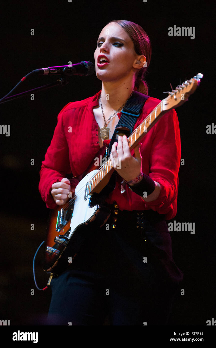 Anna calvi english singer songwriter guitarist hi-res stock photography ...