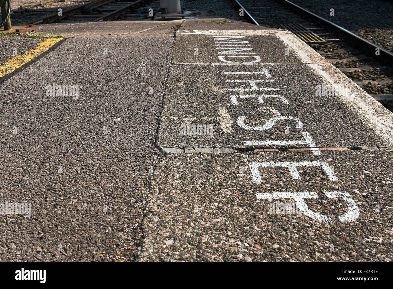 Mind the step train platform sign hi-res stock photography and images ...