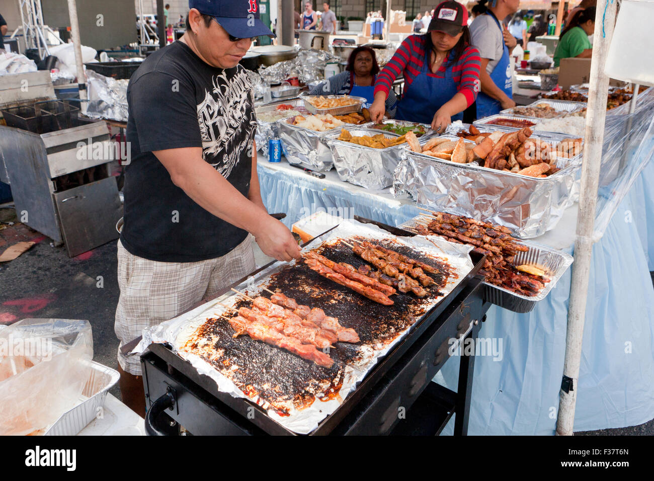 Chicken grilling barbecue hi-res stock photography and images - Alamy