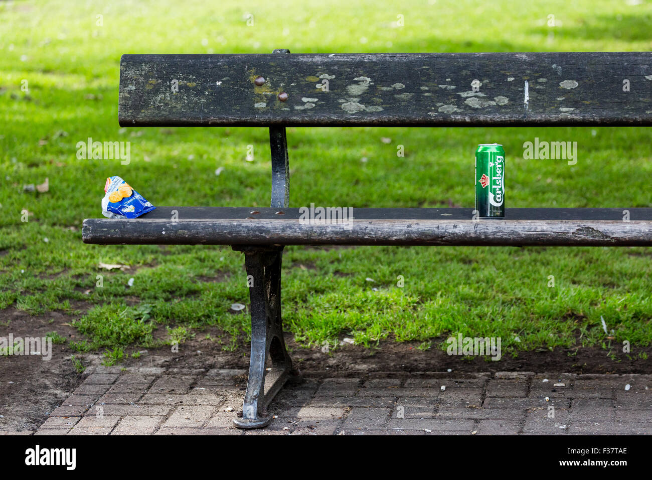Liquid lunch. Park bench Salisbury England UK Stock Photo - Alamy