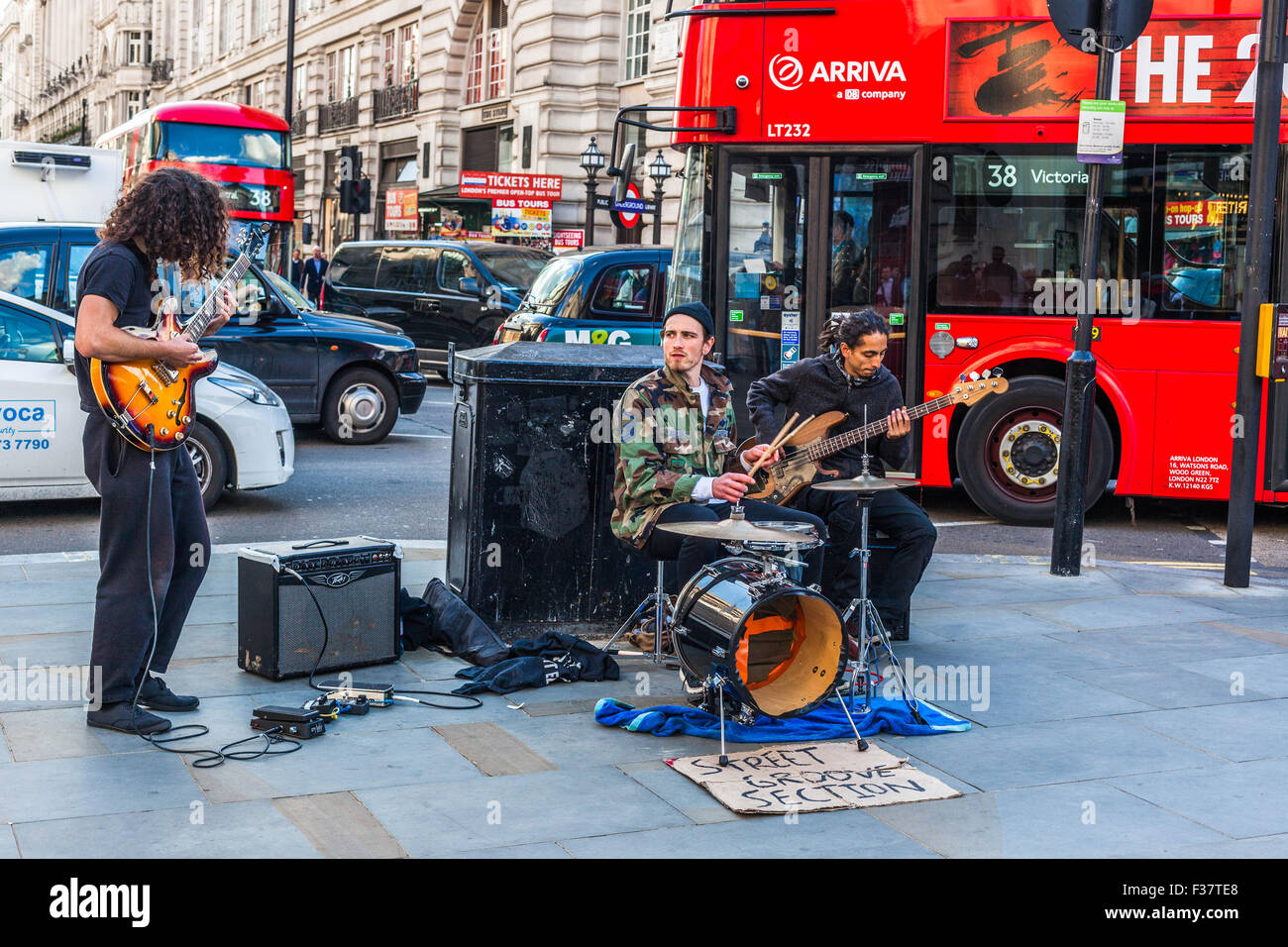 Uk rock band hi-res stock photography and images - Alamy