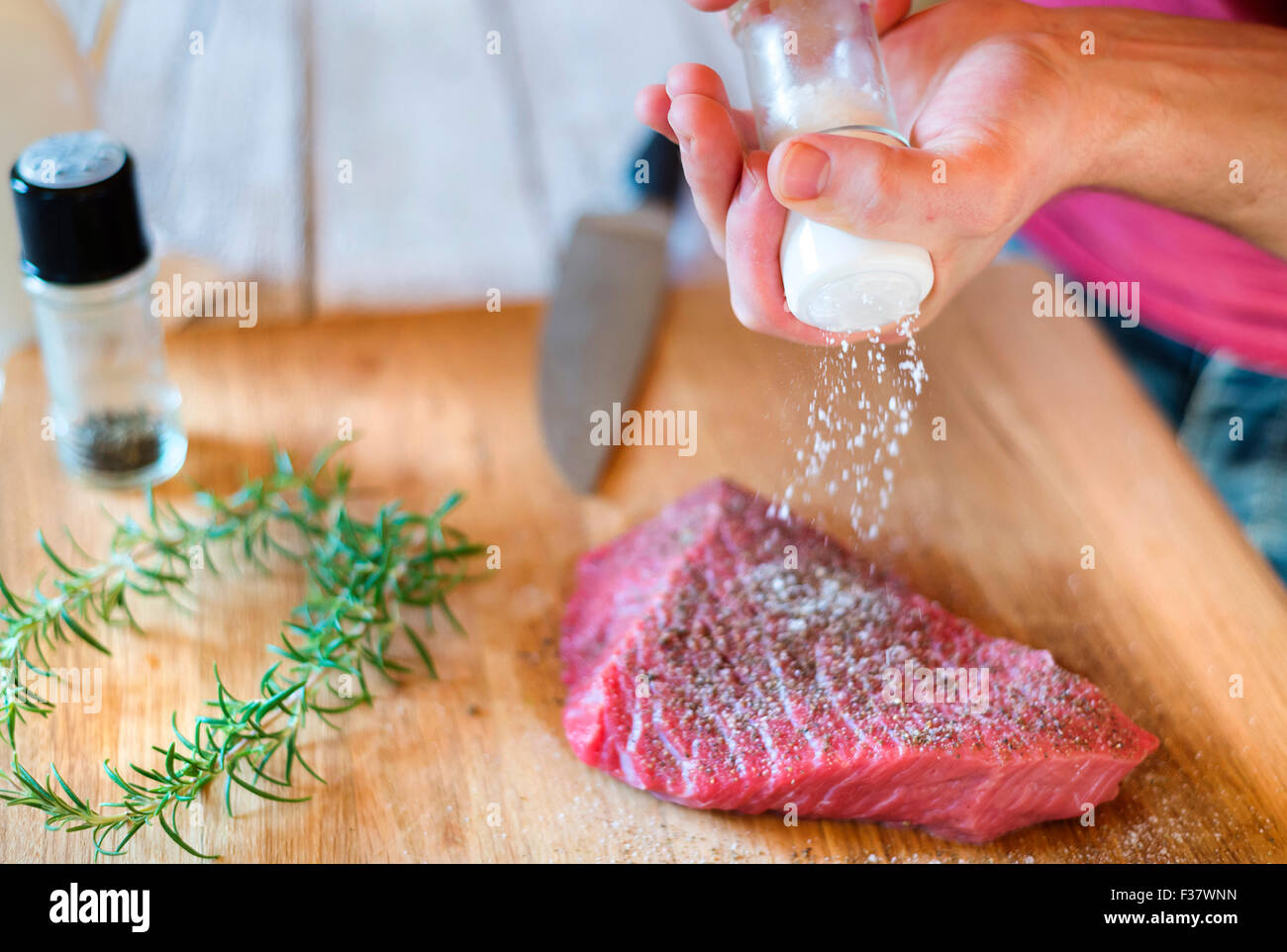 Man seasoning food salt hi-res stock photography and images - Alamy