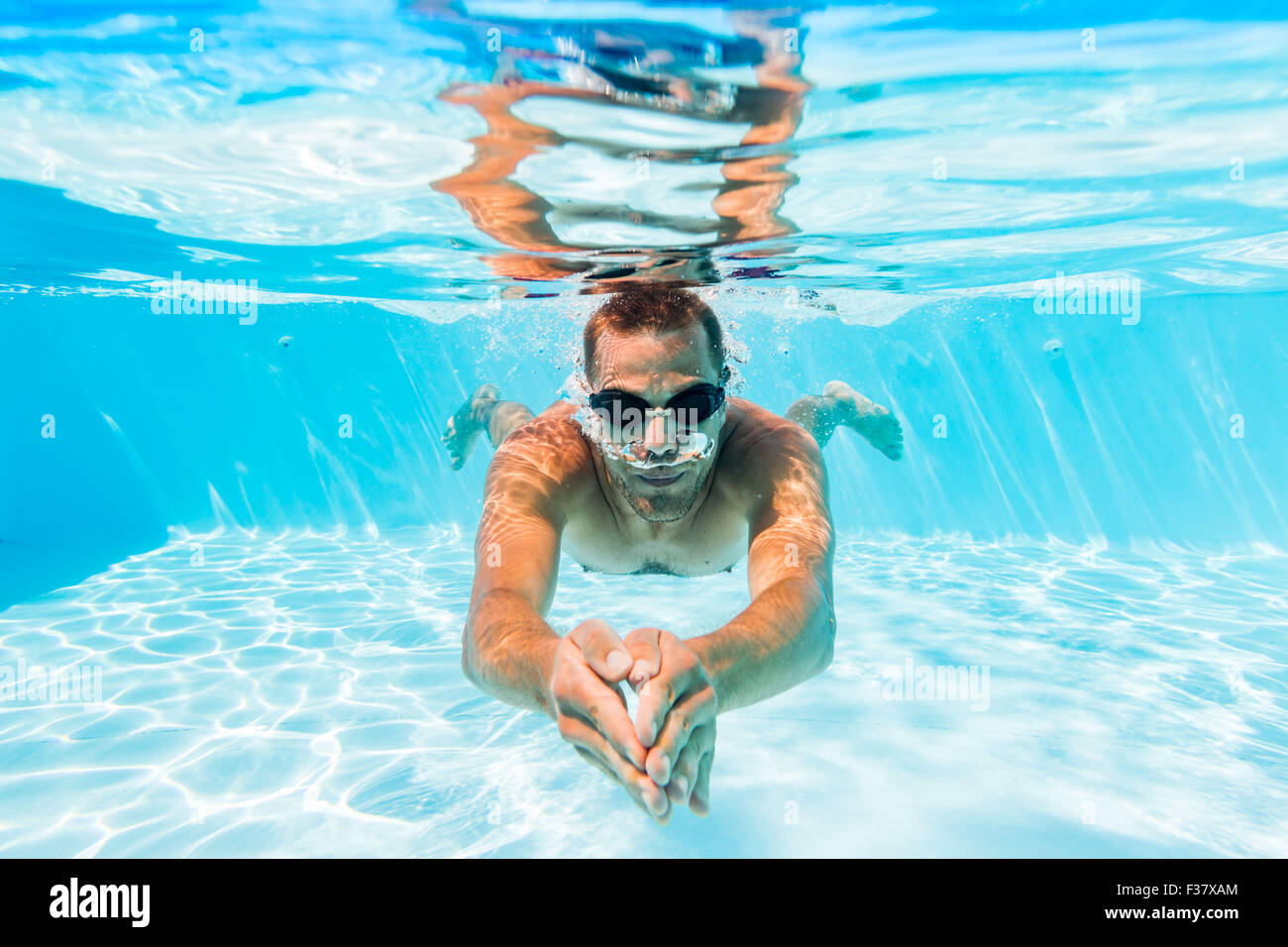 Man swimming in swimming pool Stock Photo - Alamy