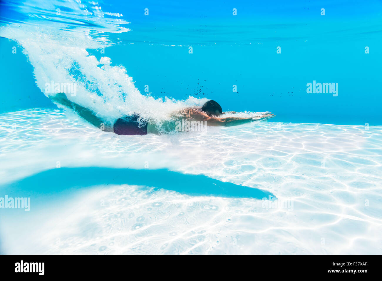 Man dive swimming pool hi-res stock photography and images - Alamy