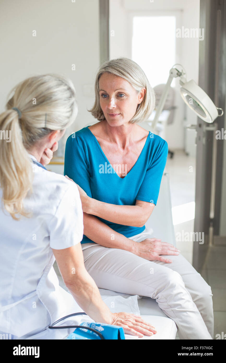 Doctor discussing with a female patient Stock Photo - Alamy