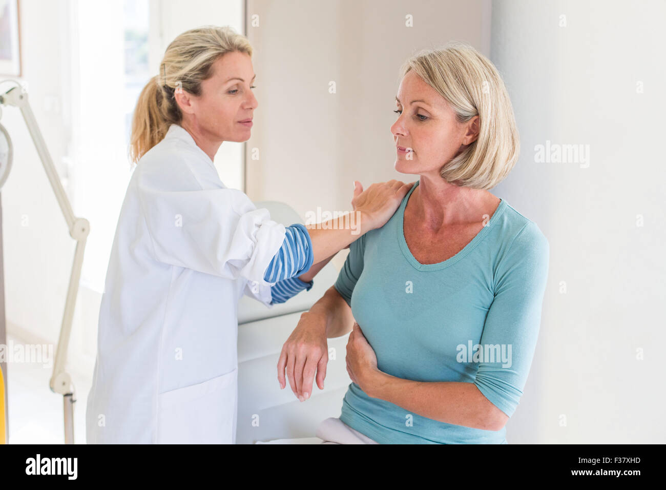 Examination of a patient's shoulder Stock Photo - Alamy