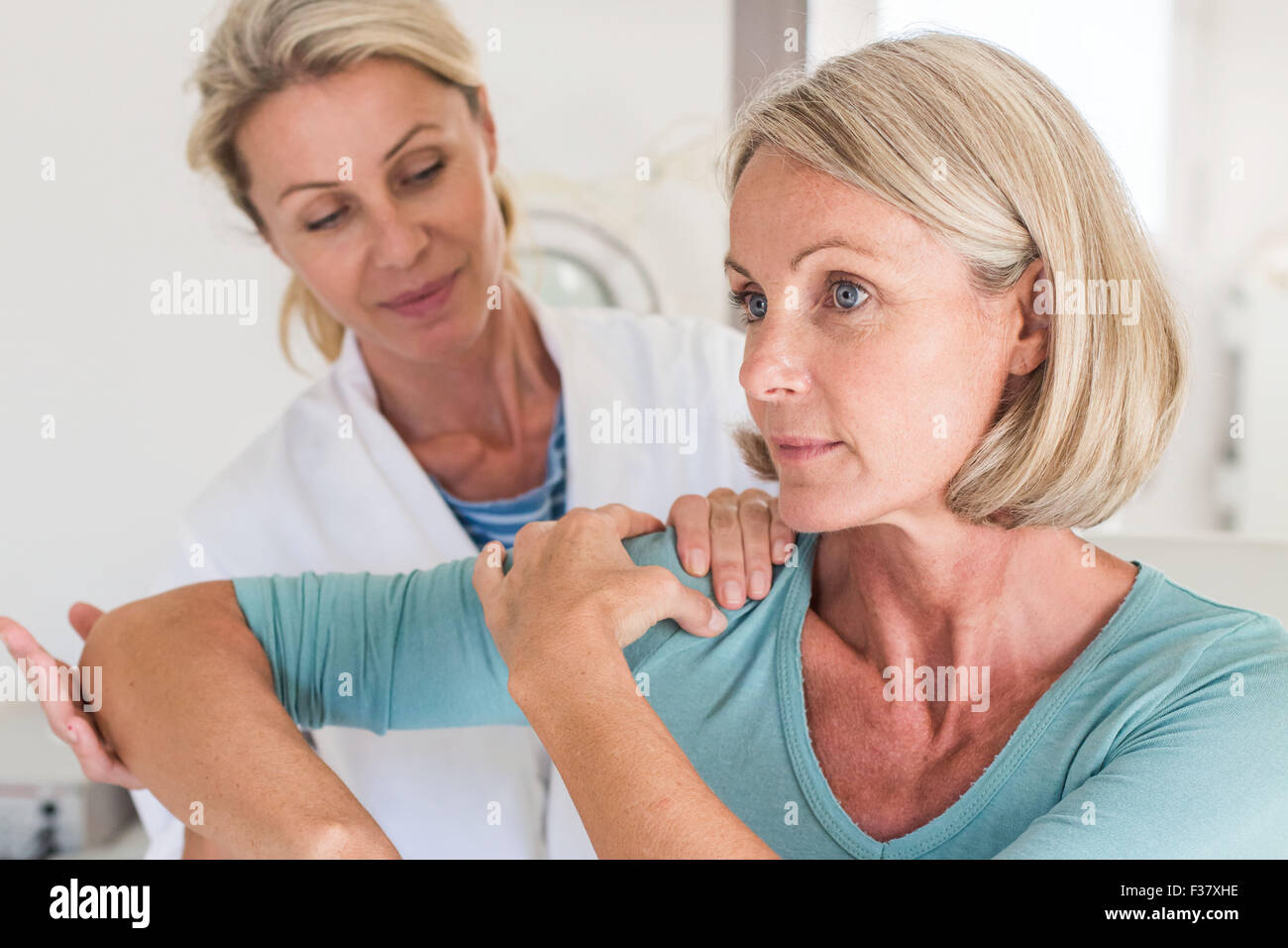 Examination of a patient's shoulder Stock Photo - Alamy