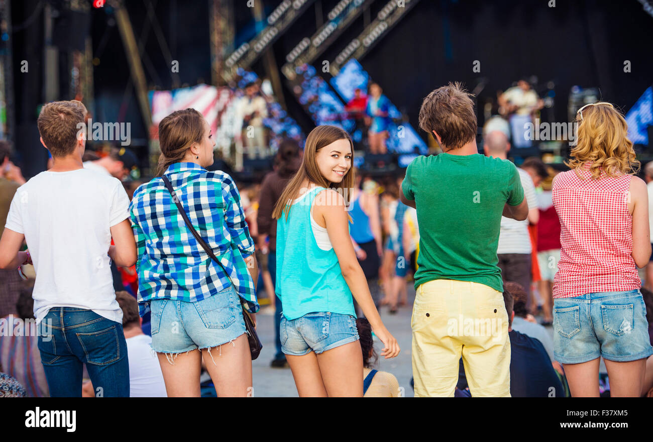 Outdoor concert crowd hi-res stock photography and images - Alamy
