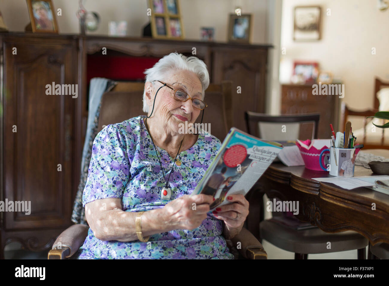 Woman newspaper old hi-res stock photography and images - Alamy