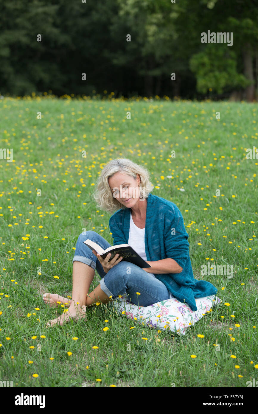 Woman reading in nature hi-res stock photography and images - Alamy