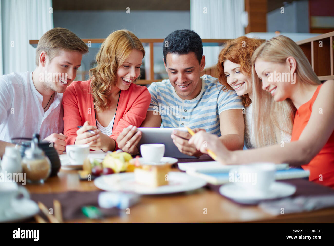 Modern teens hi-res stock photography and images - Alamy