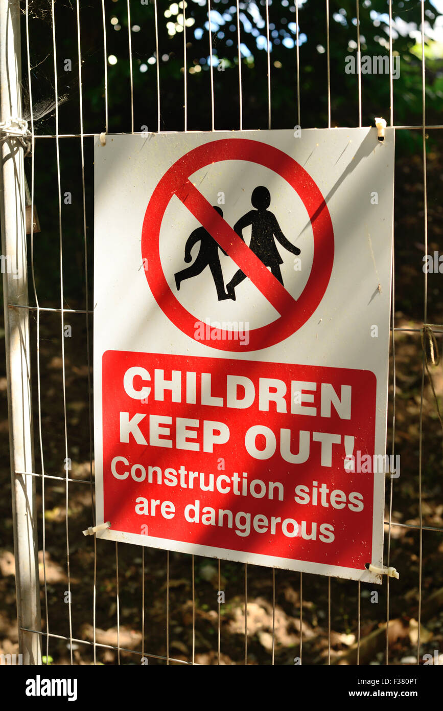Unsafe building notice hi-res stock photography and images - Alamy