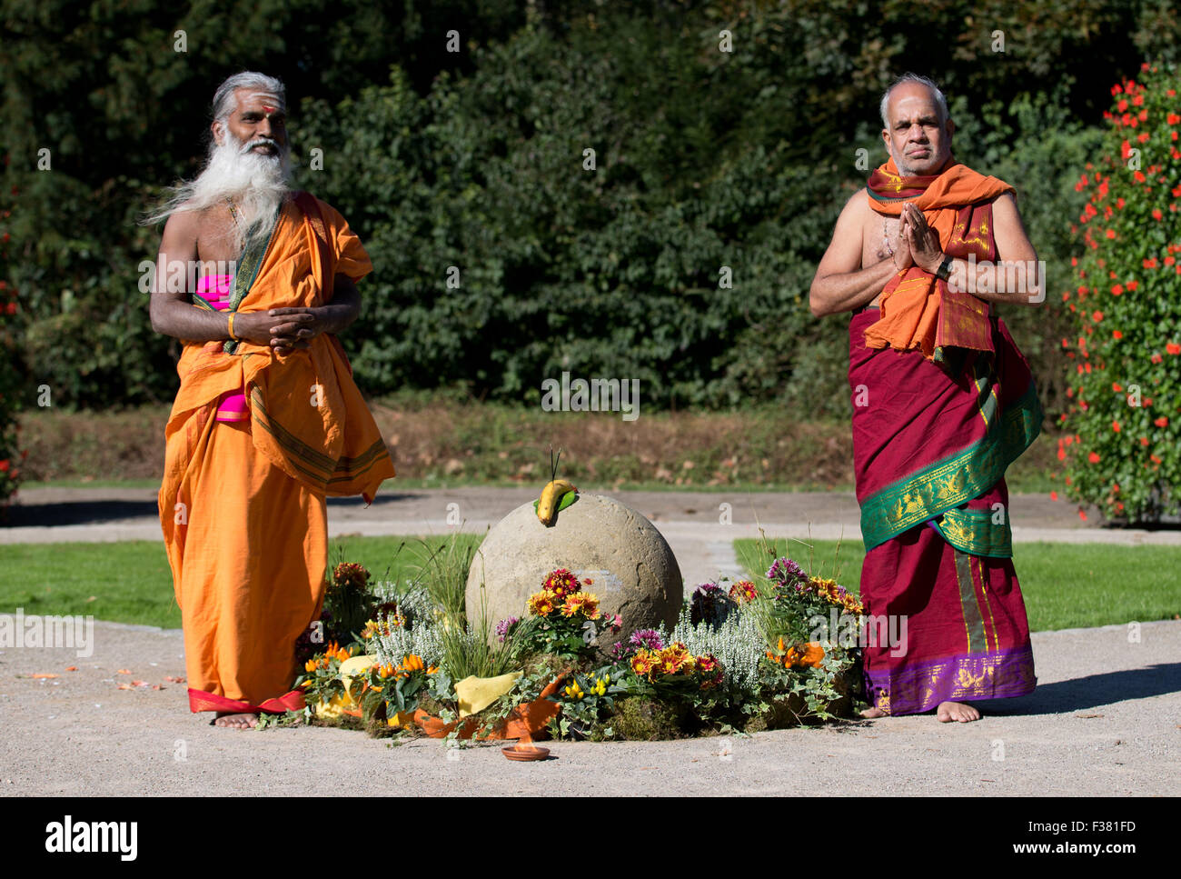 Hamm, Germany. 01st Oct, 2015. Hindu priests Arumugan Paskaran (L-R ...