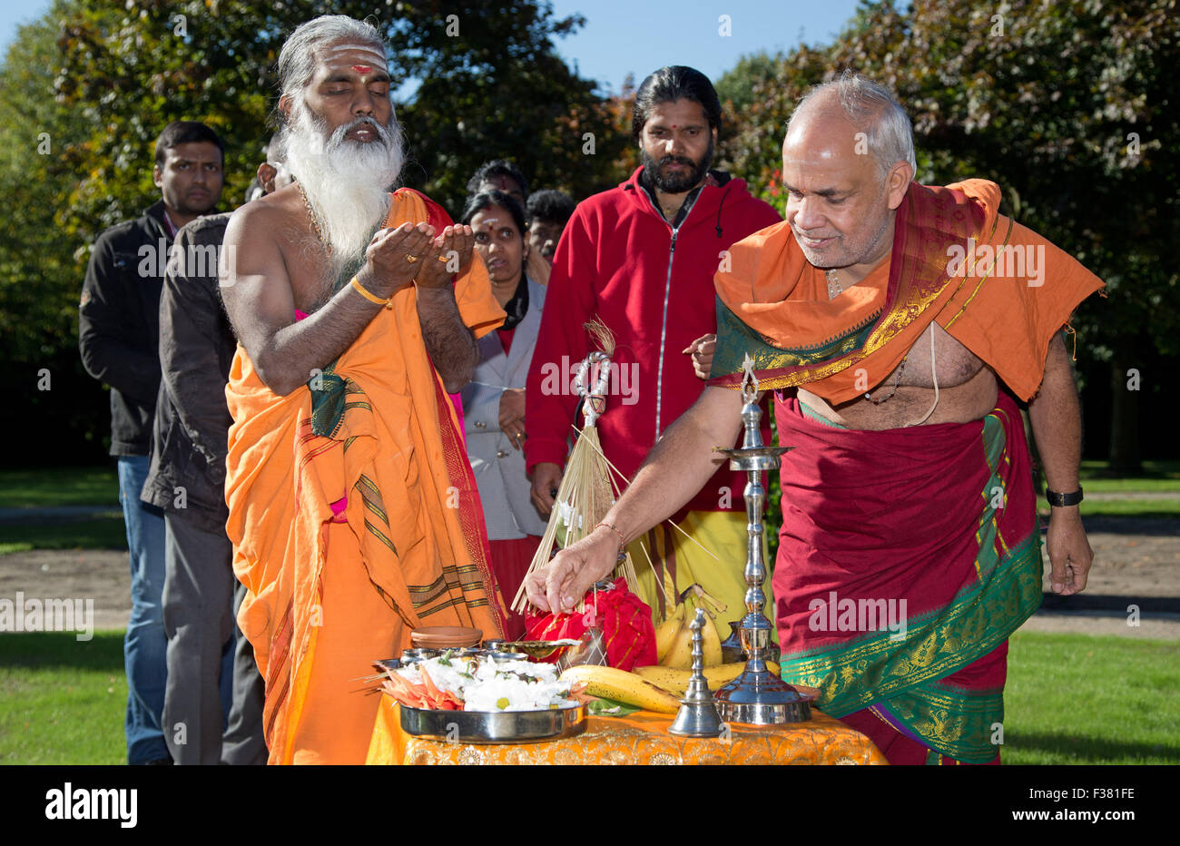 Hamm, Germany. 01st Oct, 2015. Hindu priests Arumugan Paskaran (L-R ...