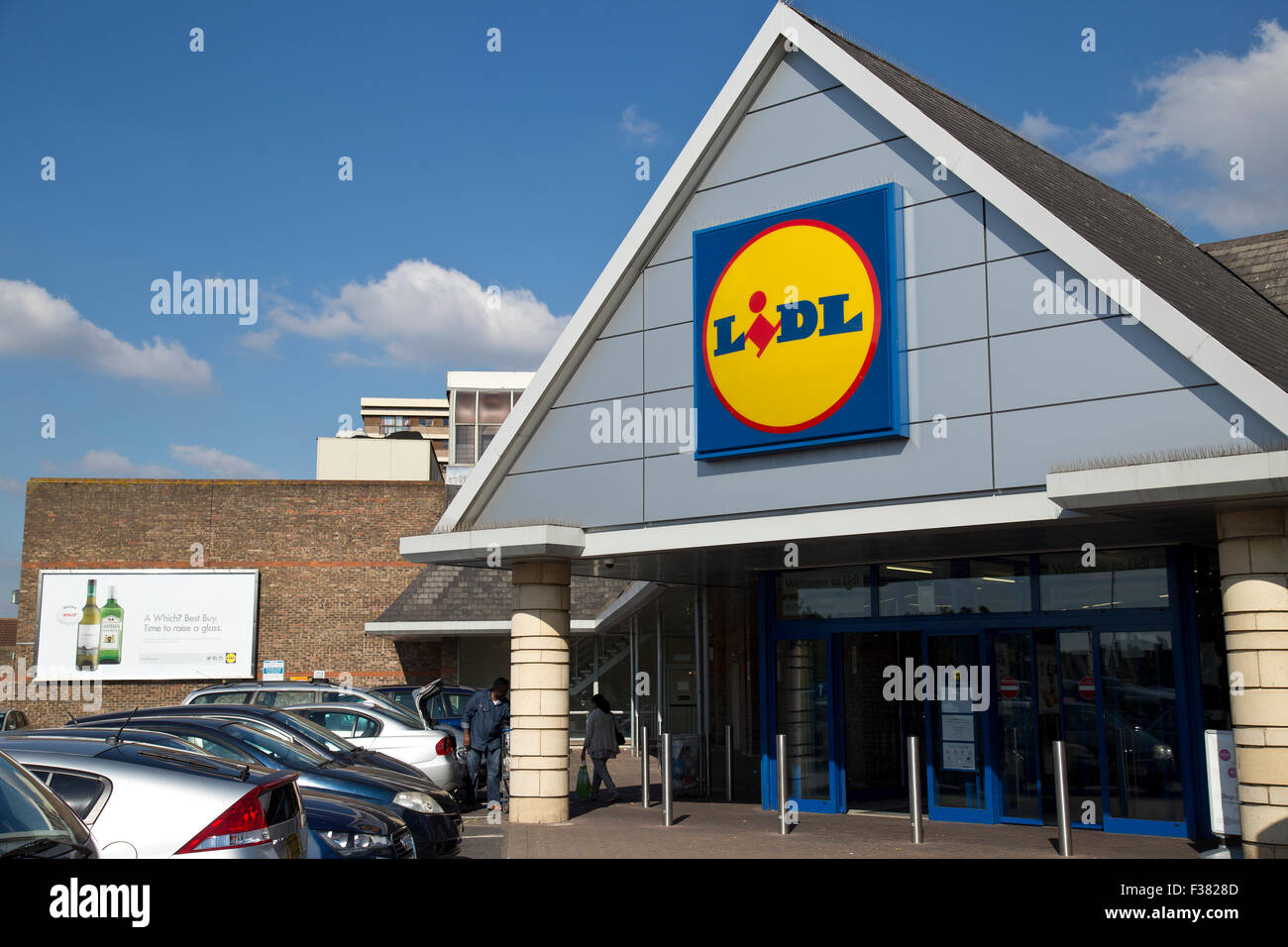 Outside lidl retail store hi-res stock photography and images - Alamy