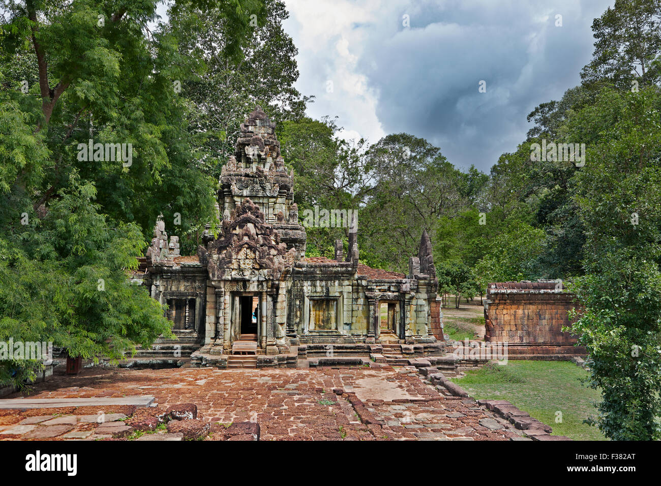 Angkor thom temple hi-res stock photography and images - Alamy