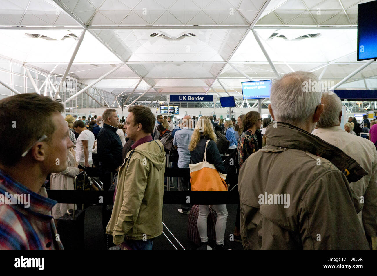 Crowded airport london hi-res stock photography and images - Alamy
