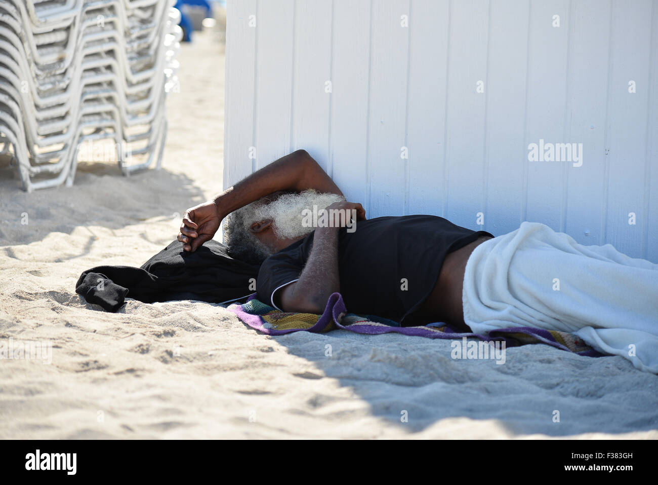 Florida Miami Beach man sleeping on the beach Stock Photo - Alamy